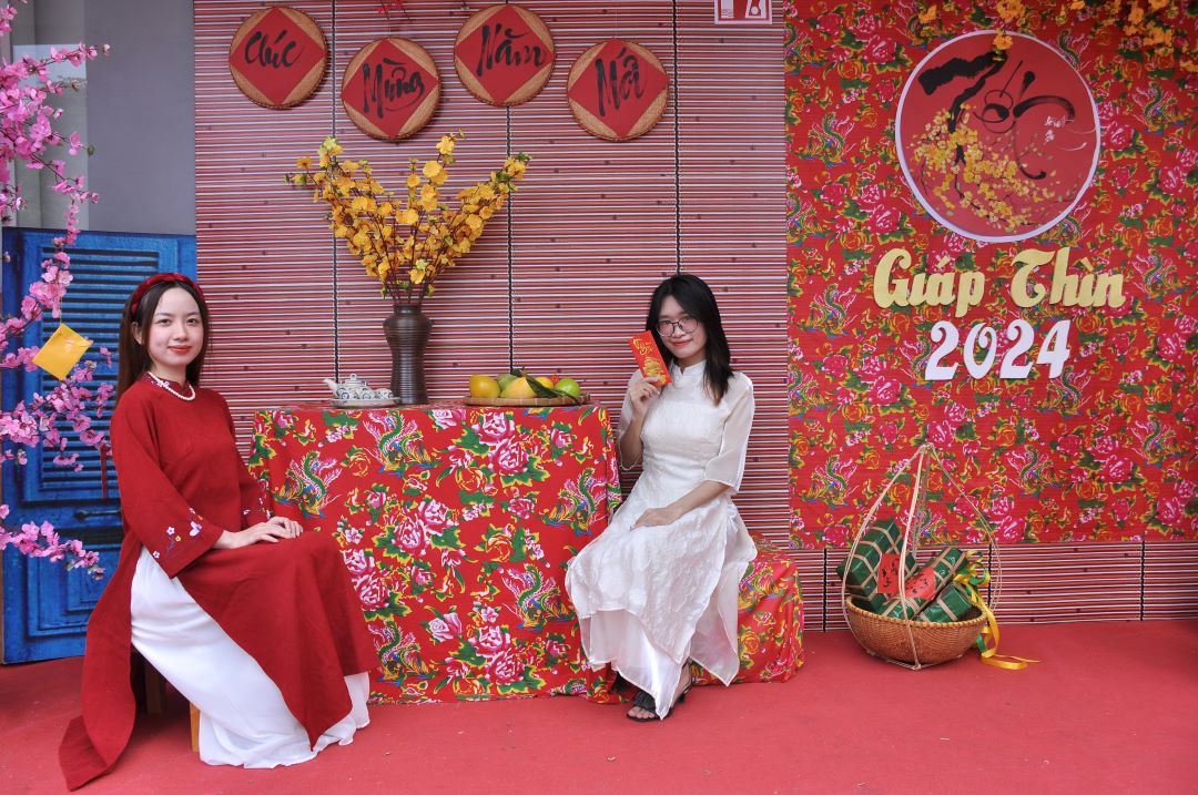 Check-in “Vui xuân Giáp Thìn”, thưởng lãm tranh “Duyên Xuân” tại Bảo ...