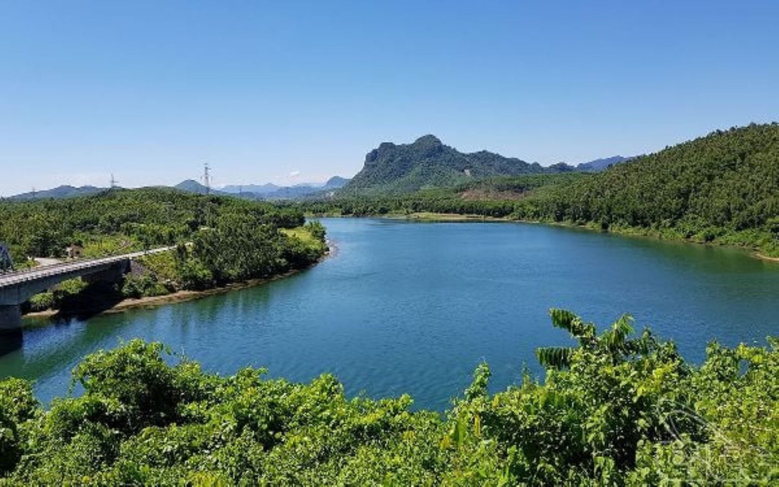 Sông Long Đại bắt nguồn từ phía tây dãy Trường Sơn - một “tiểu Hạ Long ...